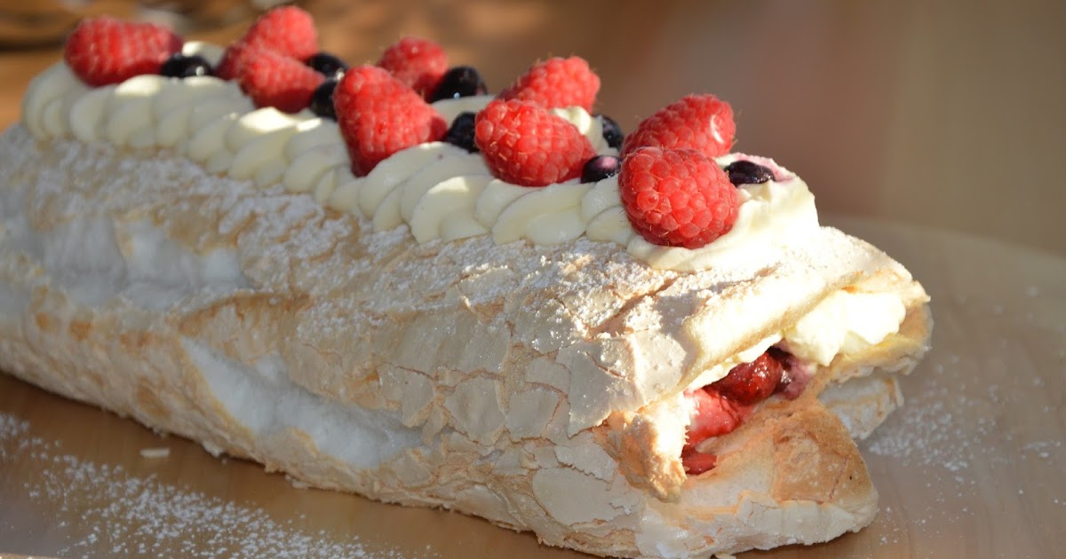 Meringue rol met citroencrème en rode vruchten