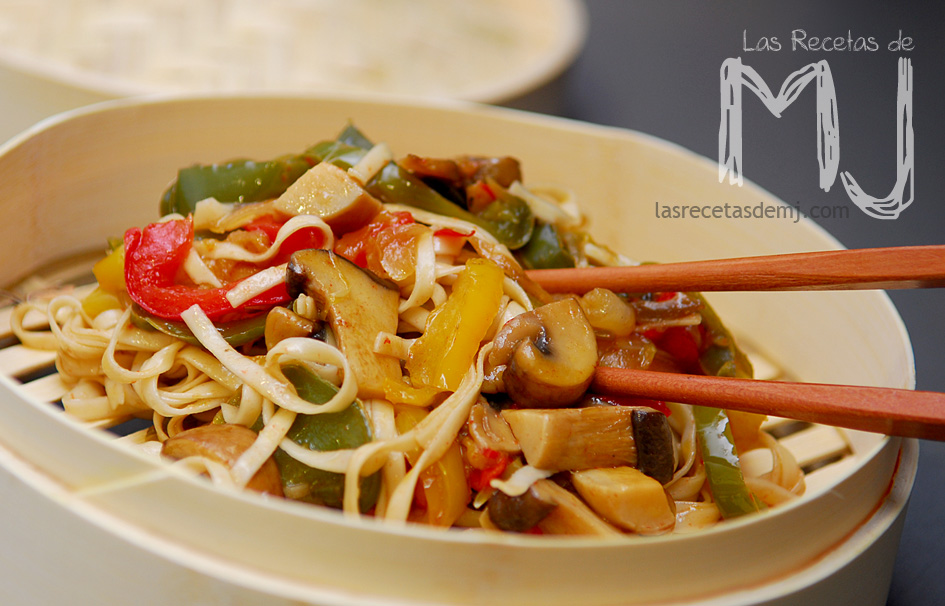 NOODLES CON SETAS JAPONESAS Y TRÍO DE PIMIENTOS - Las Recetas de MJ