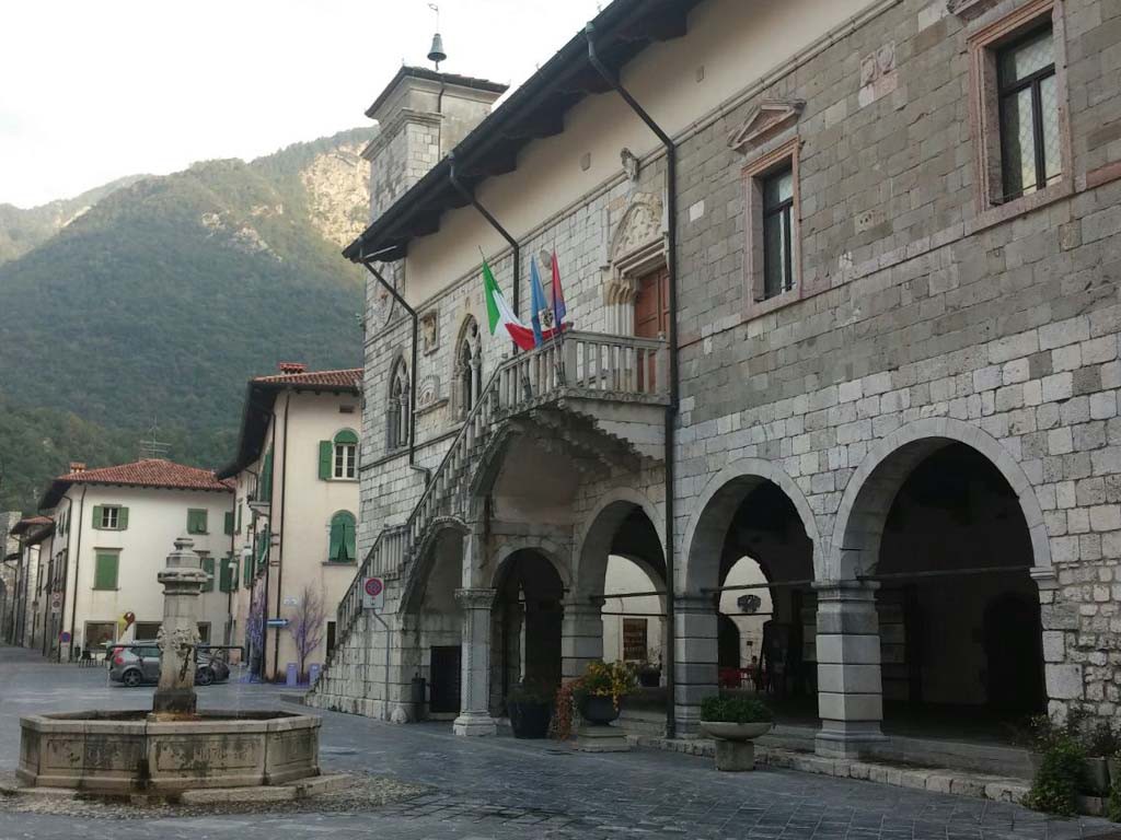 VIAGEM, TURISMO E AVENTURAS POR LUGARES INCRÍVEIS : VENZONE / ITÁLIA