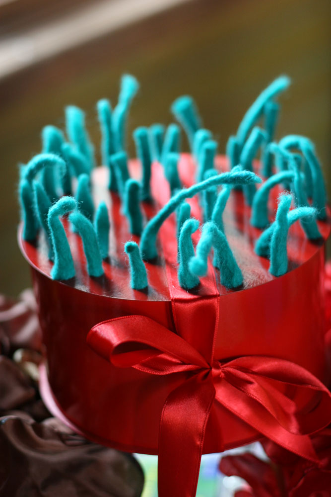 klusi sajust sajūtas...: dāvanu kastītes. dejot. putekļi.