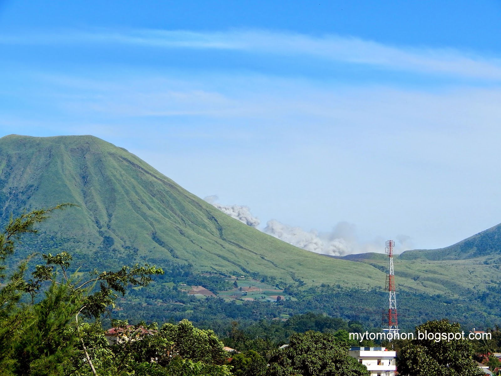 Abu Gunung Lokon menuju kota Manado.