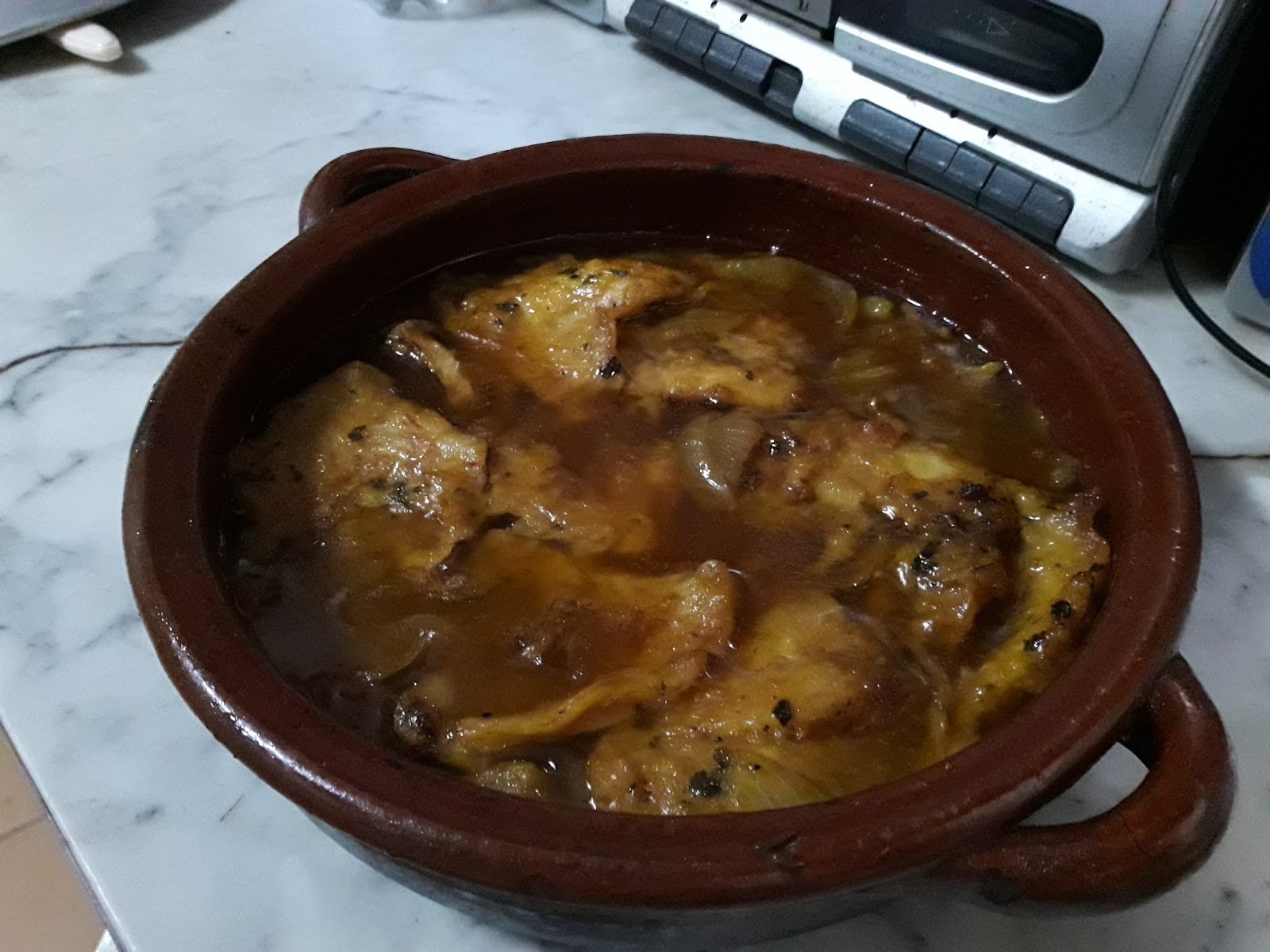 pescado con cebolla