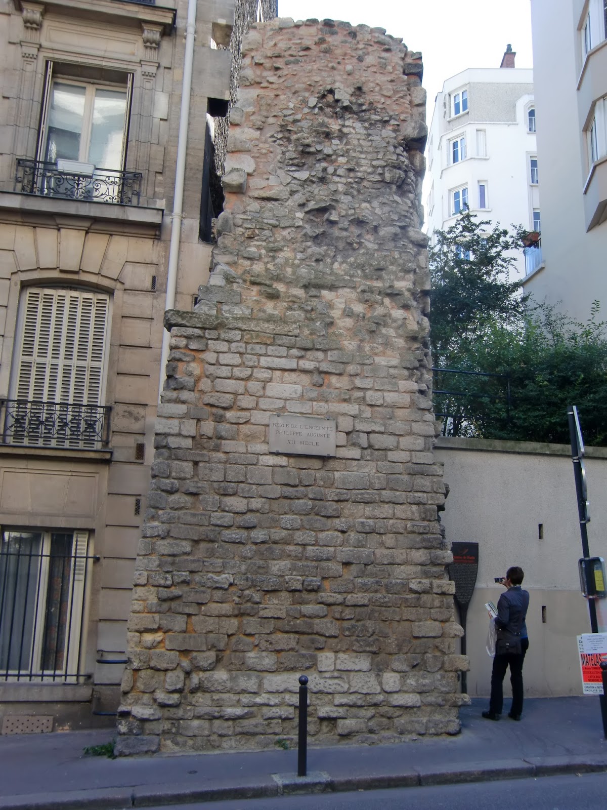 Promenade d'une fleur urbaine: "Le mur murant Paris rend Paris ...