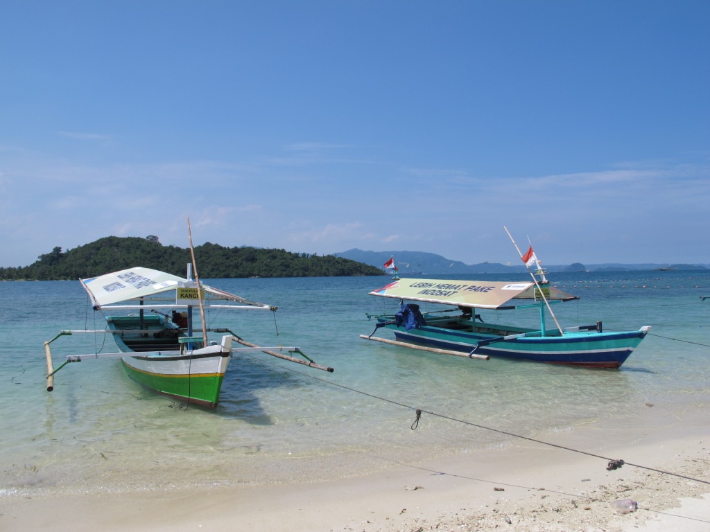 Bogro_Mesuji: Panorama Indah Dari Tepi Pantai Mutun Bandar Lampung