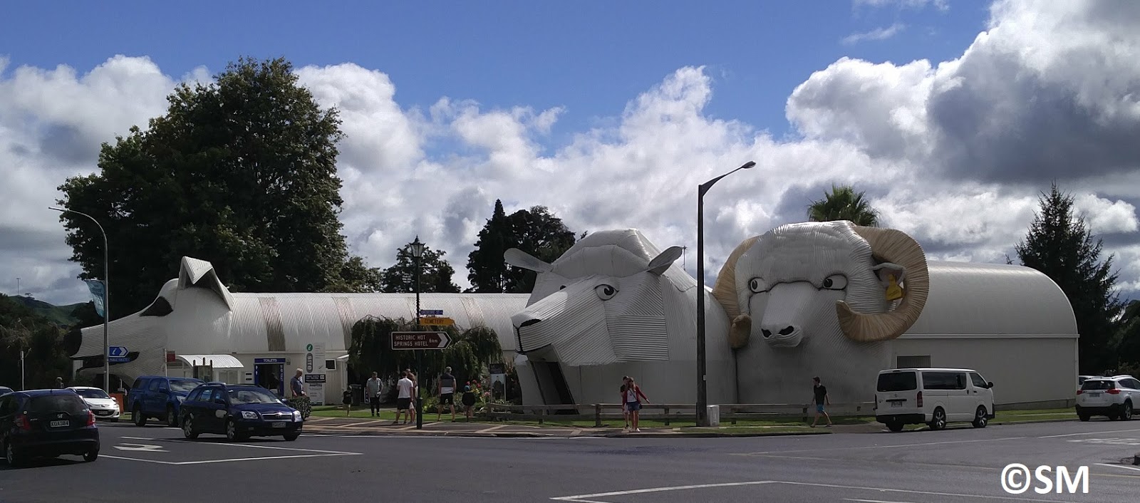 Vivre Auckland: Le village de Tirau - Capitale de l'art de la tôle ondulée