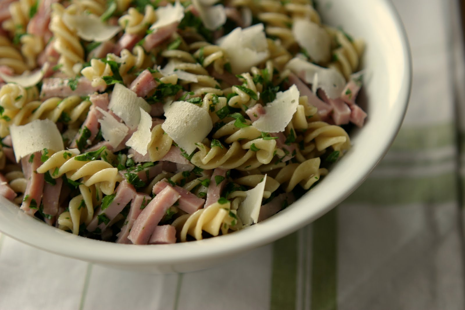 Pastasalat med skinke og Parmesan(Ham and Parmesan pasta salad ...
