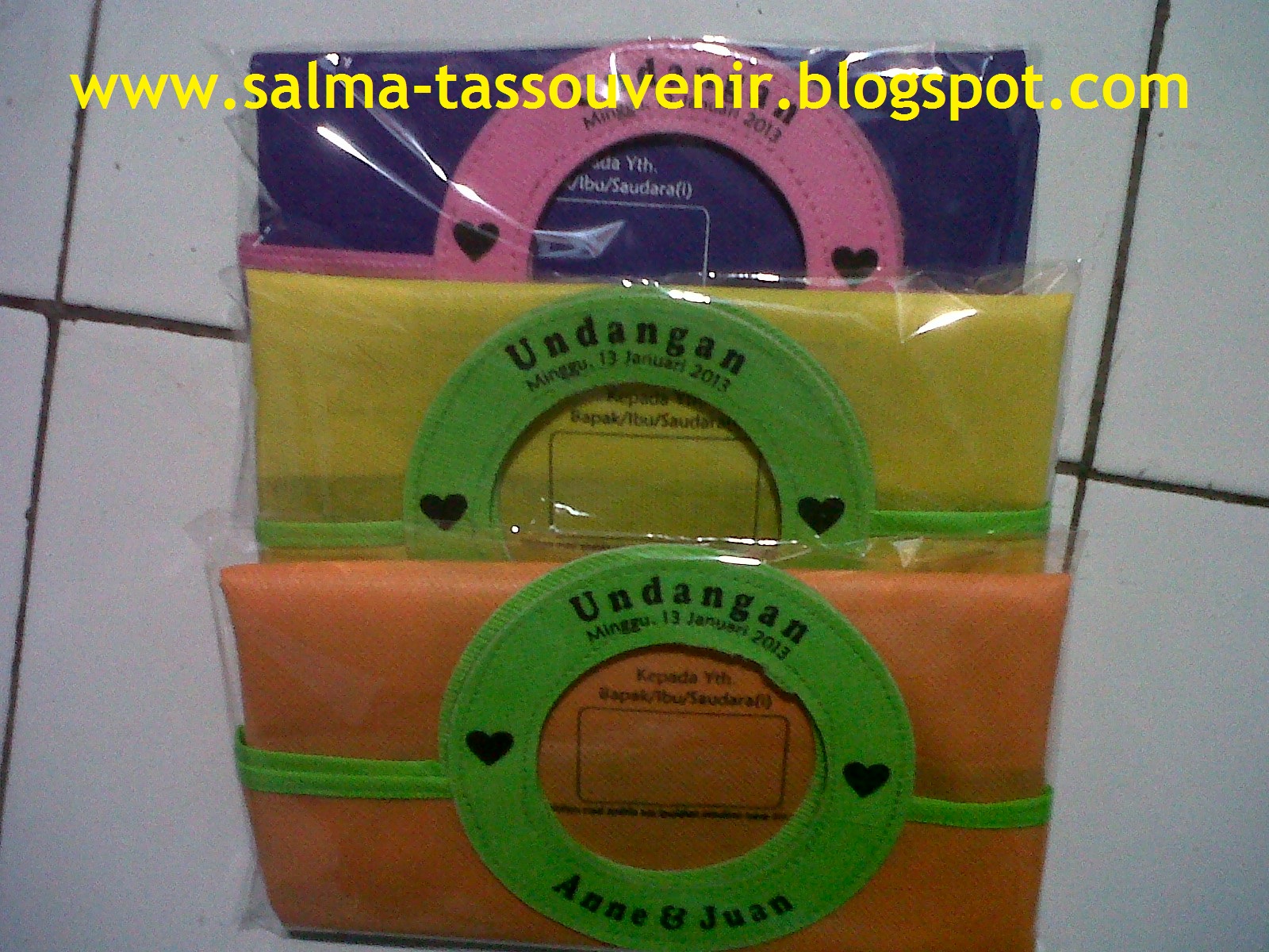 Undangan Pernikahan unik dengan Pegangan Bulat