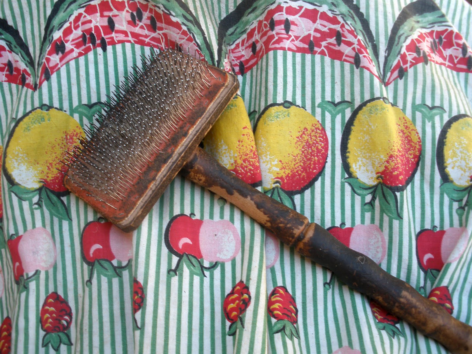 The Fiber Bug: Preparing a Raw Fleece: Flick Carding the Locks