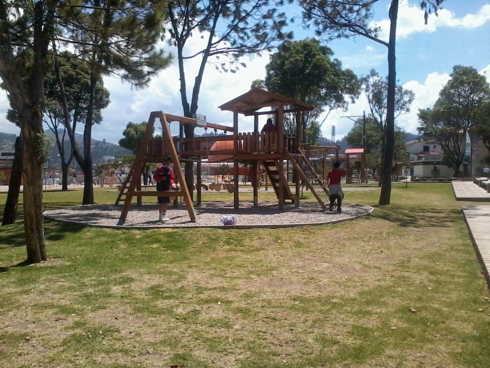 PARQUES Y ZONAS RECREATIVAS EN CUENCA - ECUADOR: noviembre 2013