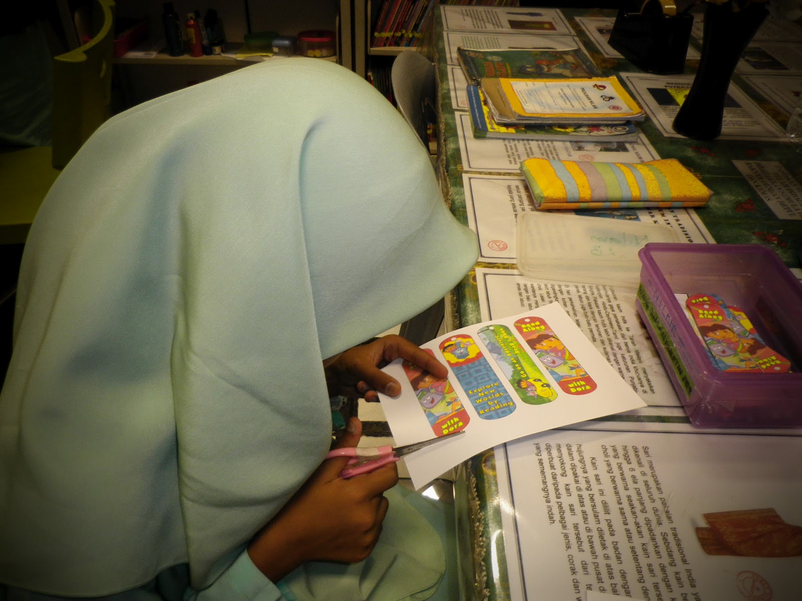 PUSAT SUMBER SEKOLAH: PROSES MEMBUAT PENANDA BUKU