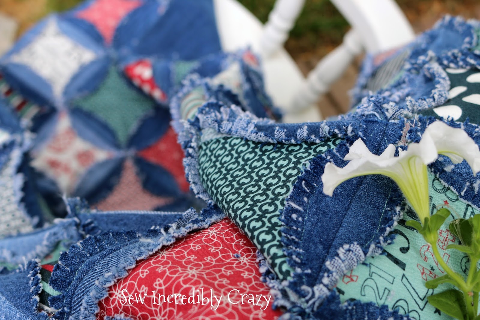 Sew Incredibly Crazy: My Blue Jeans Rag Quilt
