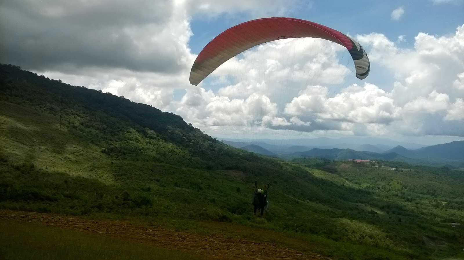 TRAVEL AND LEISURE IN BORNEO: PARAGLIDING IN RANAU