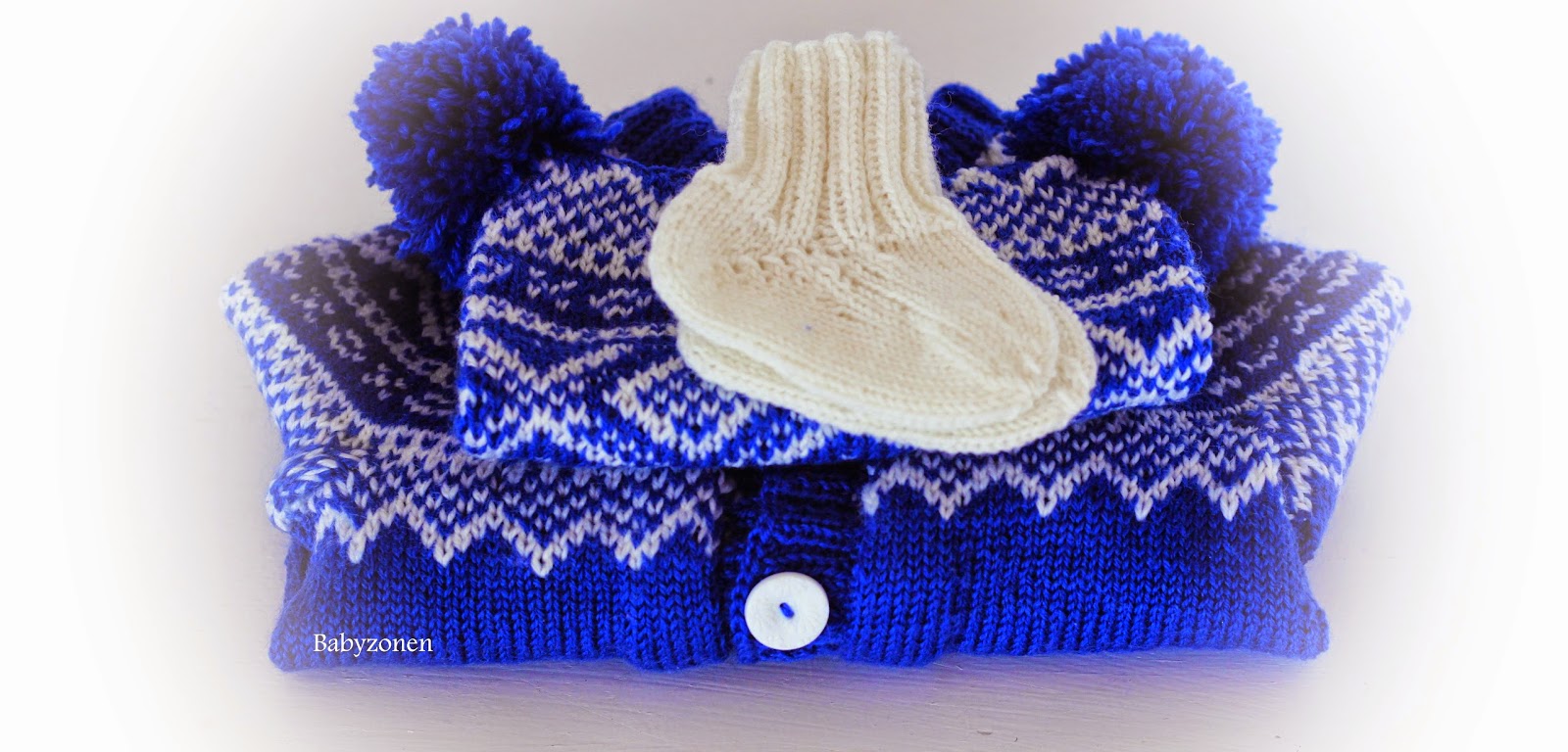 Strikkezonen: Mariusdress med rundfelling.