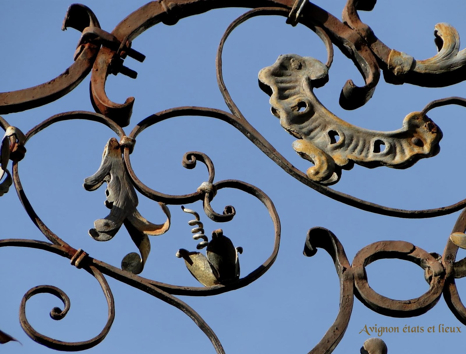 Impressions d'Avignon: Volutes de fer forgé
