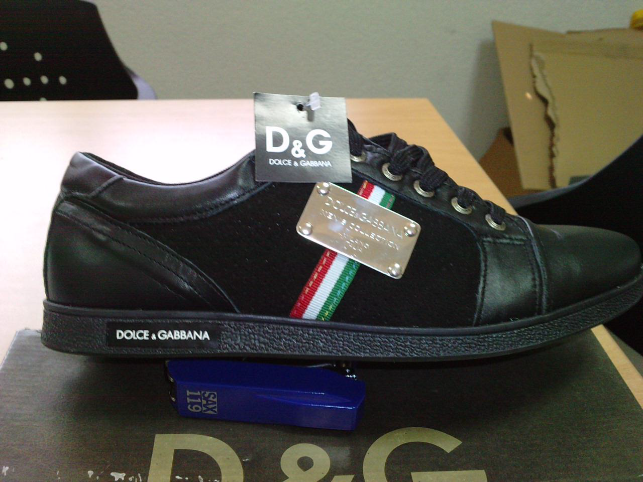 Sapatilhas de várias marcas conhecidas. Preços: 30 e 35 € (exceto ...