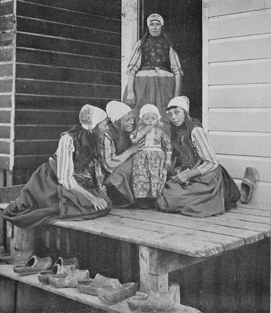 40 Rare Vintage Photographs That Capture Everyday Life in Marken ...