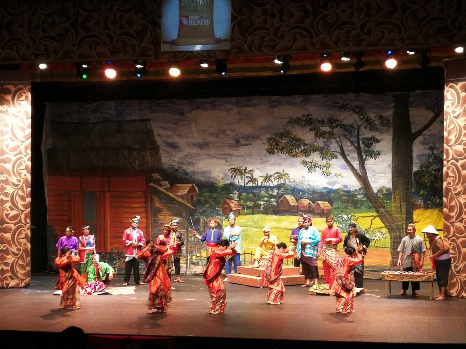 TEATER BANGSAWAN DEWA KENCANA MEMARTABATKAN SENI SILAT DAN WANITA