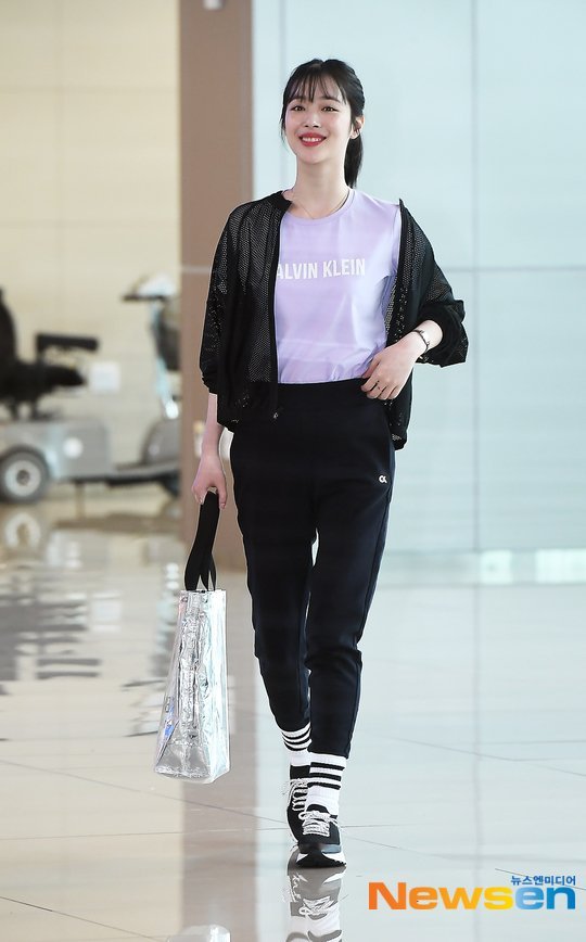 Sulli is all smiles in a sporty look at the airport