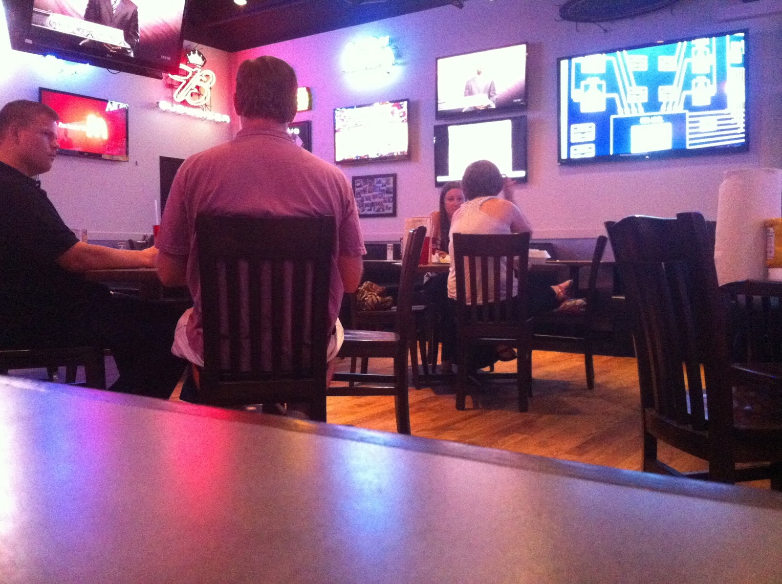Livin The Good Life: Pluckers Wing Bar