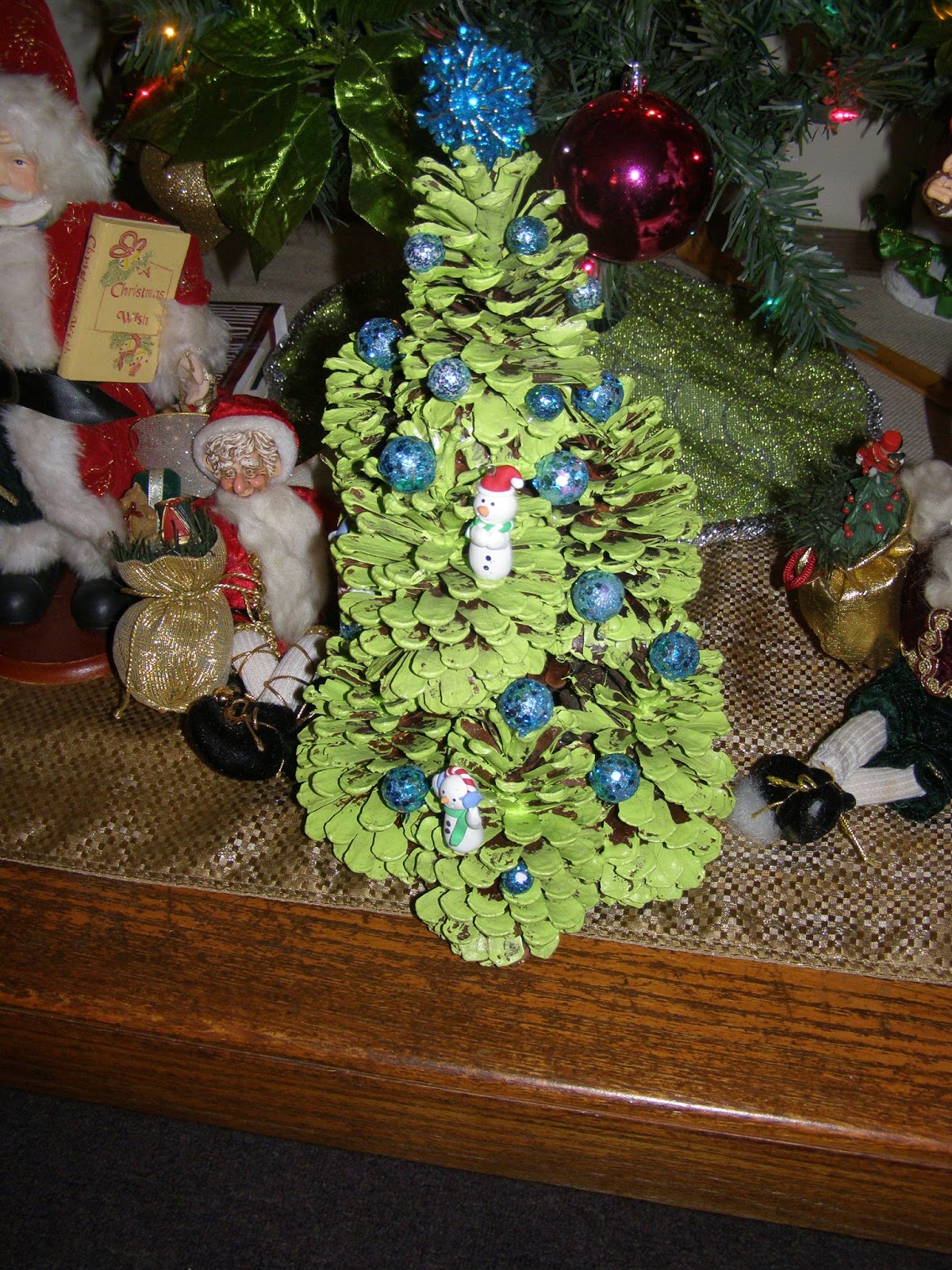 Pine Cone Table Top Christmas Trees!