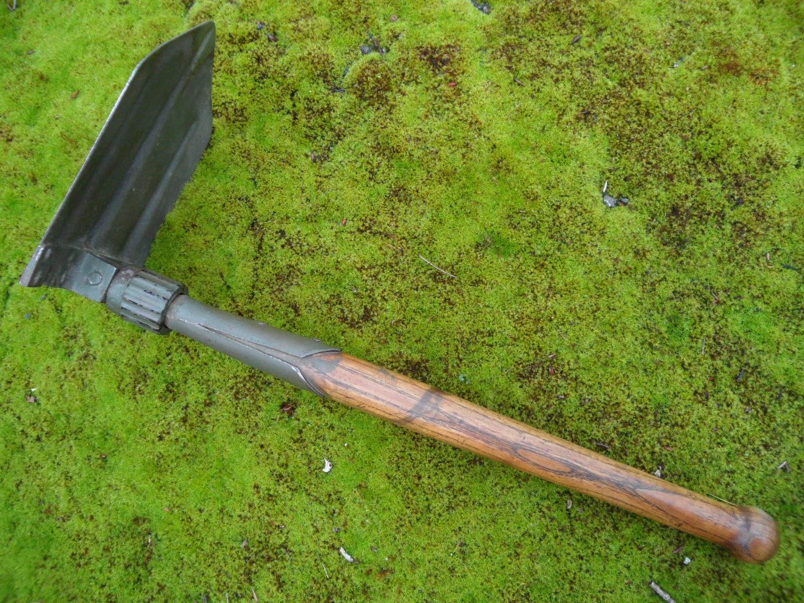 Four Bees: Dutch Army Shovel, Entrenching Tool, Folding Shovel, Post ...