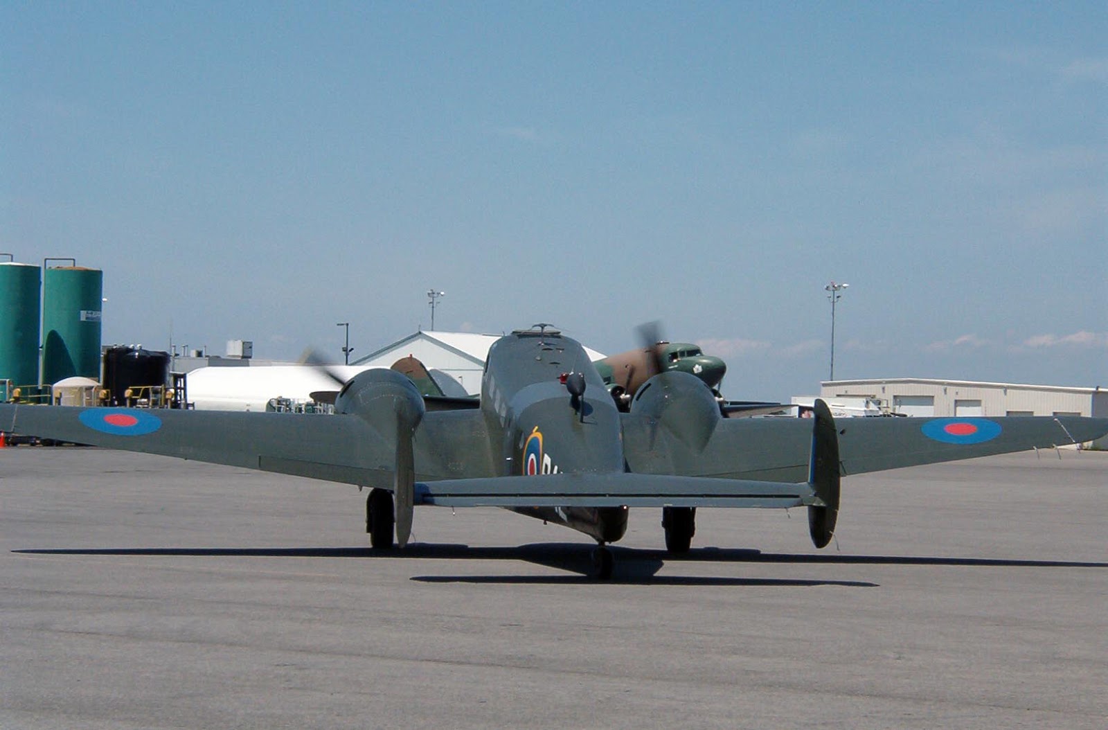 nhungdoicanh: Beechcraft 18 Twin Beech