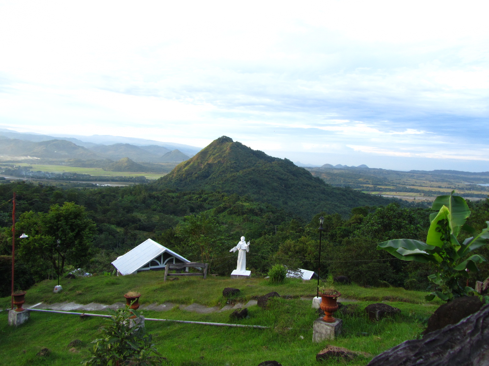The Quaint Traveler: Monasterio De Talac (Tarlac Monastery)