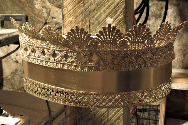 While I Linger: Decorative Wall Crown Tutorial