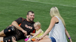 Joe Thomas' wife Annie Thomas: Family Bio
