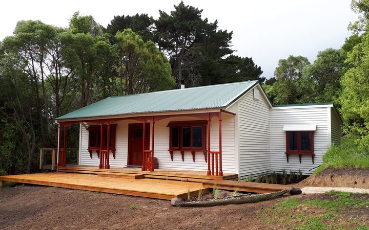 Tramping in the New Zealand backcountry: NZ Bush Adventures: DOC Huts