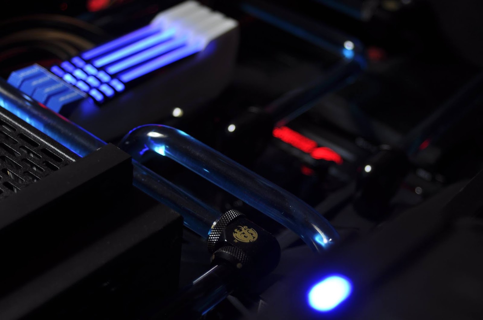 This Stunning 00 Gundam Inspired PC Should be Mass Produced!