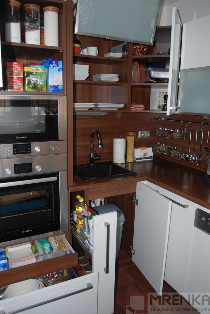 MRENKA - Zakázková stolárska výroba ®: Malá rohová bytová kuchyňa - Trnava