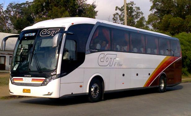 Concierto sorpresa en bus de COT ~ El Topo Yiyo