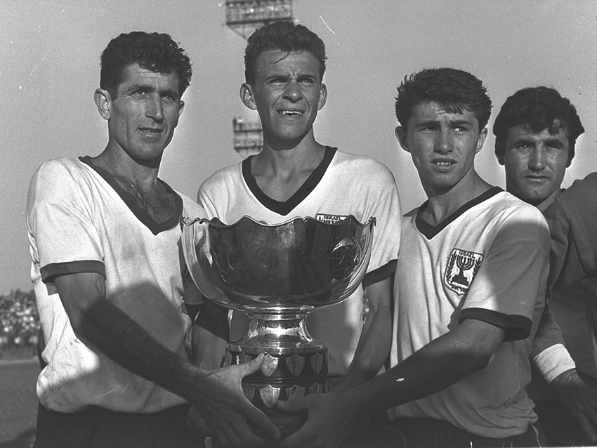 Israel's soccer team holding the Asian cup, June 3rd 1964