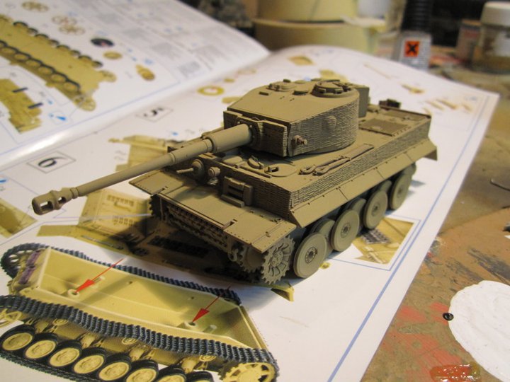 Panzer March!: Tiger 1 (Mid Production) w/Zimmerit - Dragon (7251)