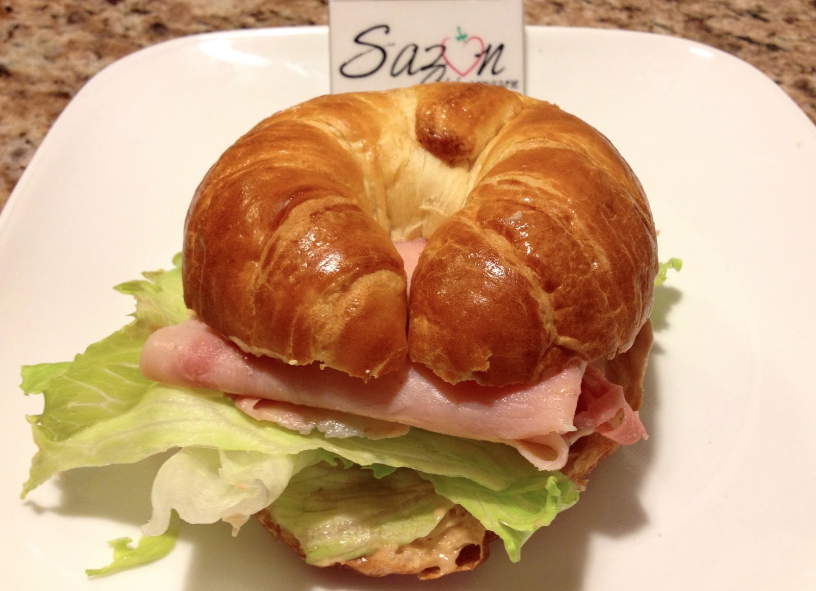 Sazón del corazón: Cuernito de jamón y queso