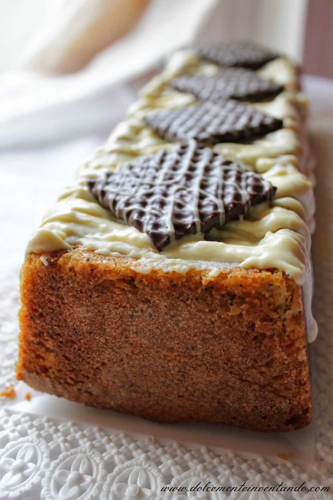 Cake goloso con confettura di mirtilli rossi e semi di papavero e ...