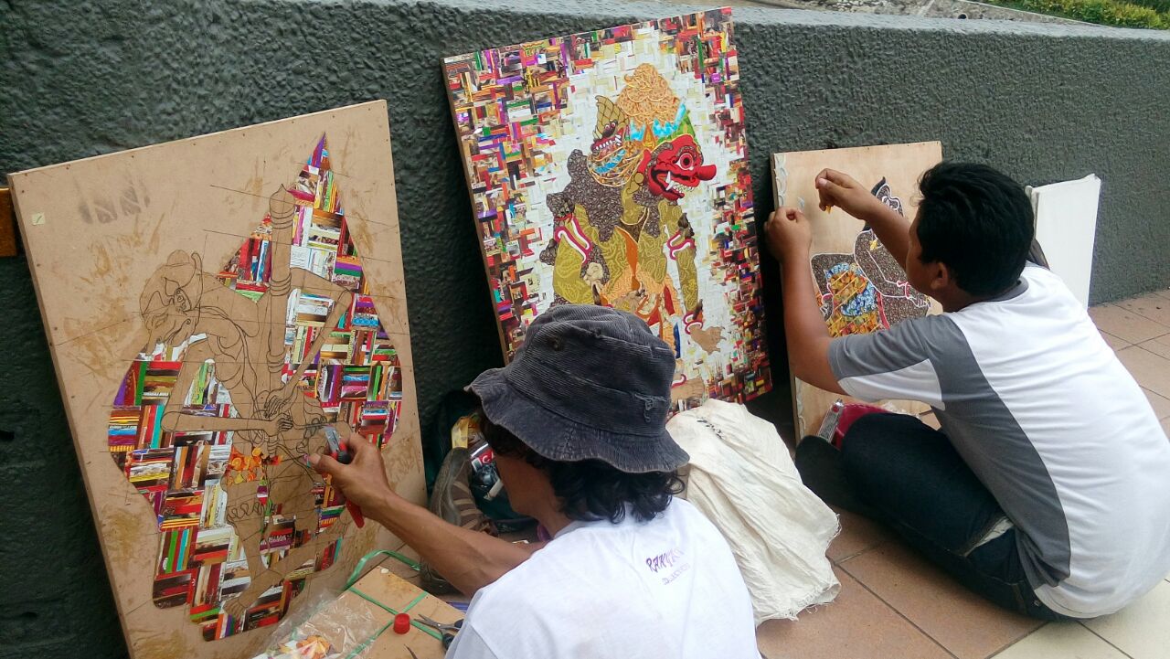 Ribuan Orang Melukis di sepanjang kalimas Surabaya - KIM BAHARI ...