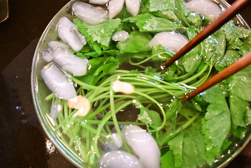 Recipes for Tom: Mitsuba to kumiage-yuba no wasabijoyu-ae / mitsuba and ...