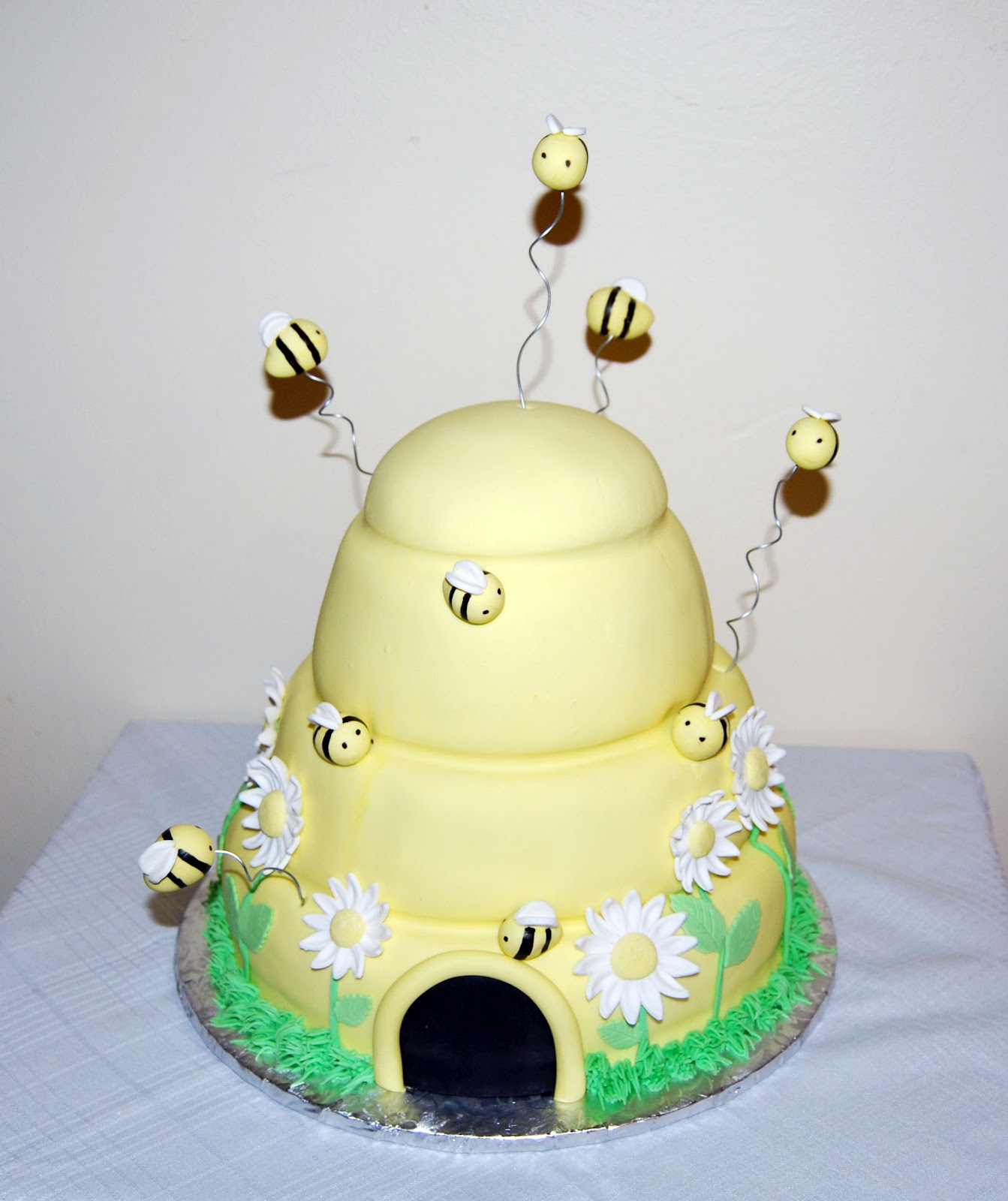 Leelees Cake-abilities: Bumble Bee Cake and cupcakes