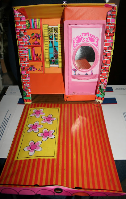 PLANET OF THE DOLLS: The Francie & Casey House Mate Case