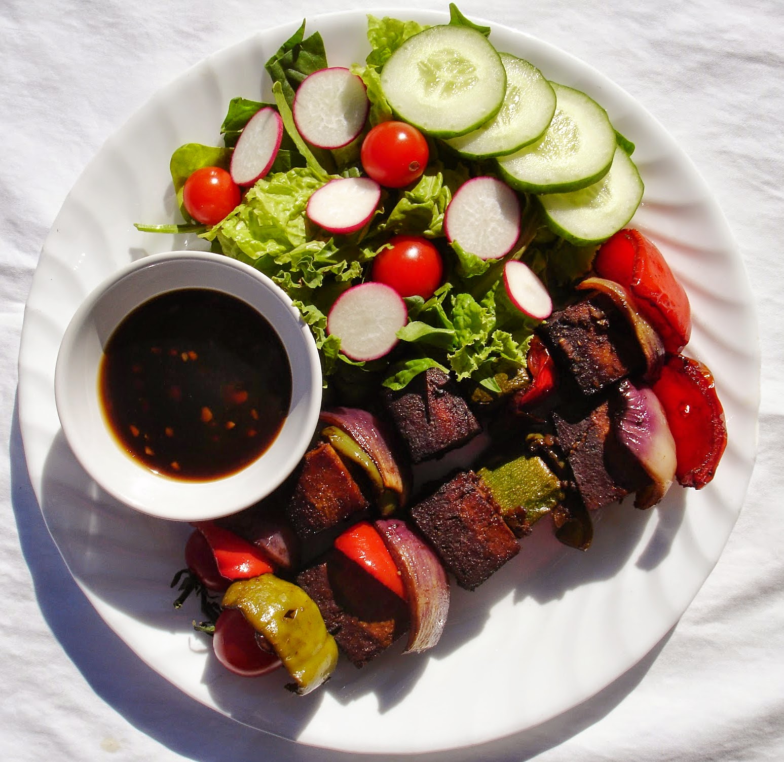 Destination santé: Brochettes de tofu mariné & légumes avec une sauce ...