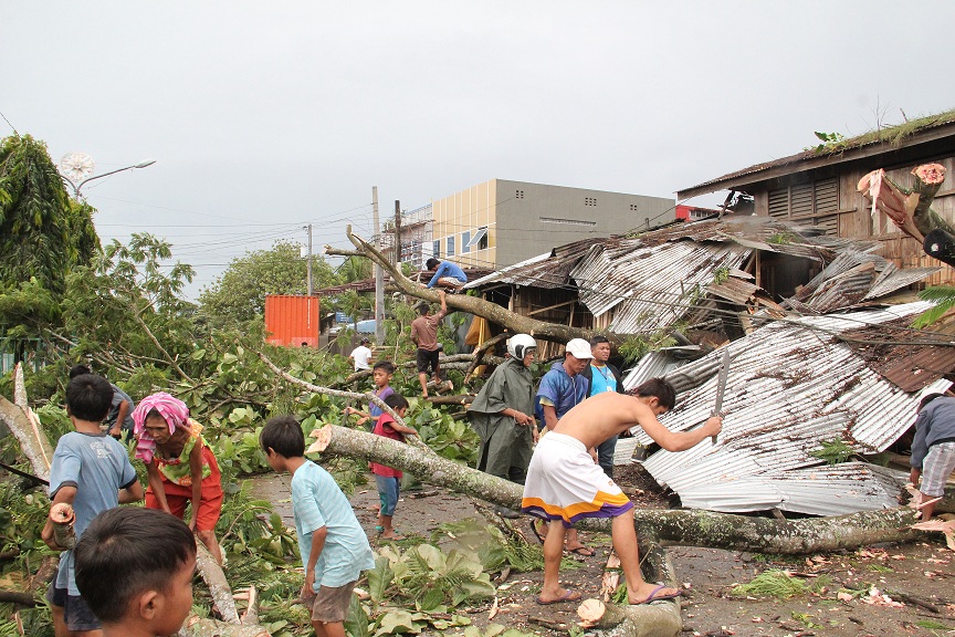 .: Evacuees during the onslaught of Typhoon "Pablo" in Butuan City