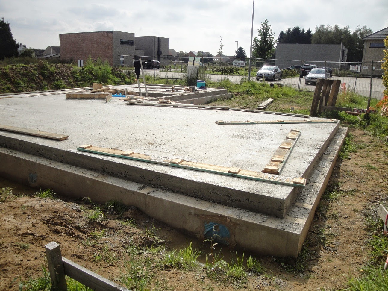 Kramershof 5: Kelder: Betonplaat ontkist.