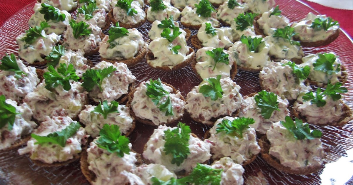 Leikkien langalla: Savuporo- ja kinkkutahna ruisnapeille