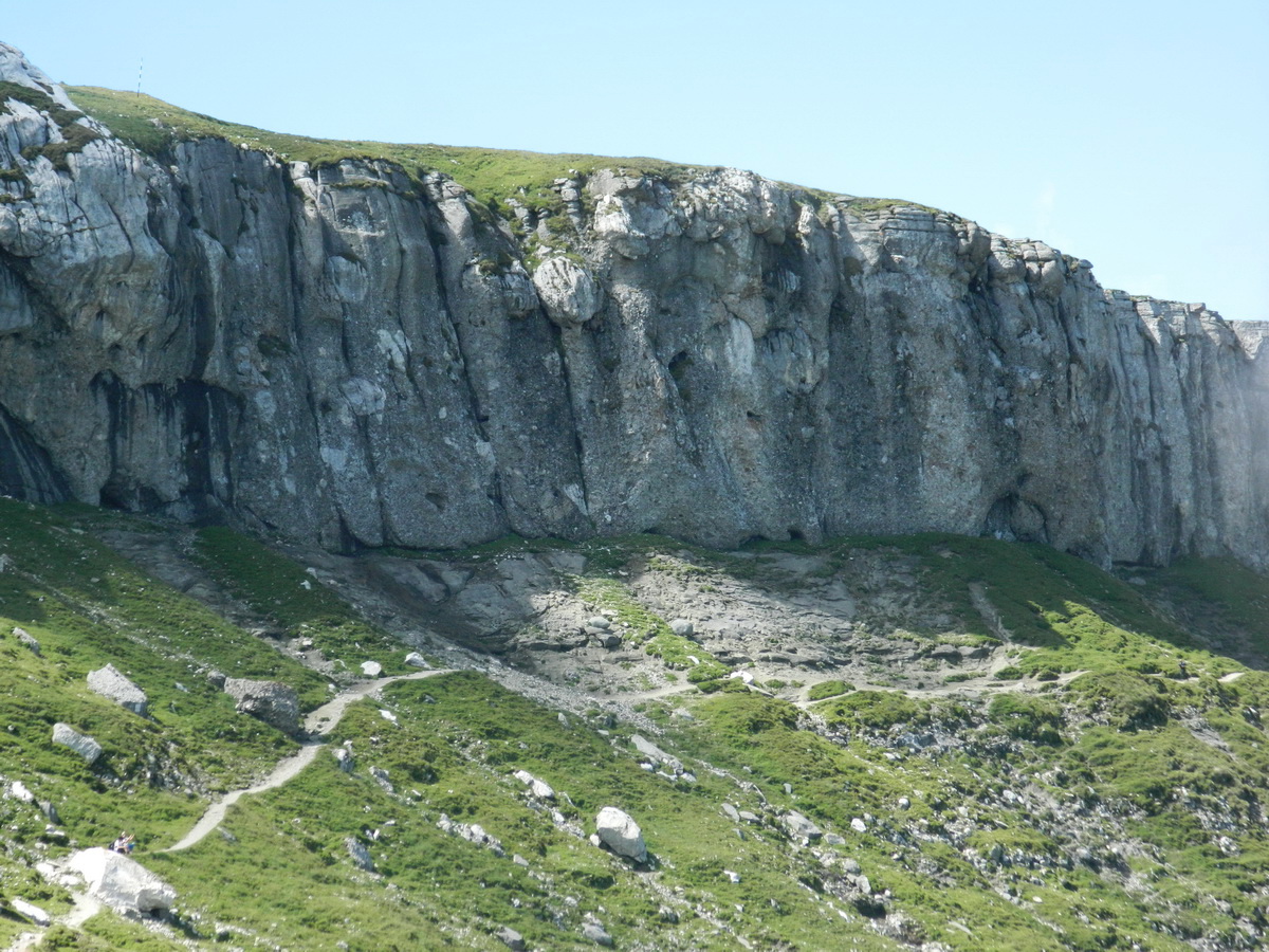 LA MULTI ANI, ROMANIA!: Munti stancosi