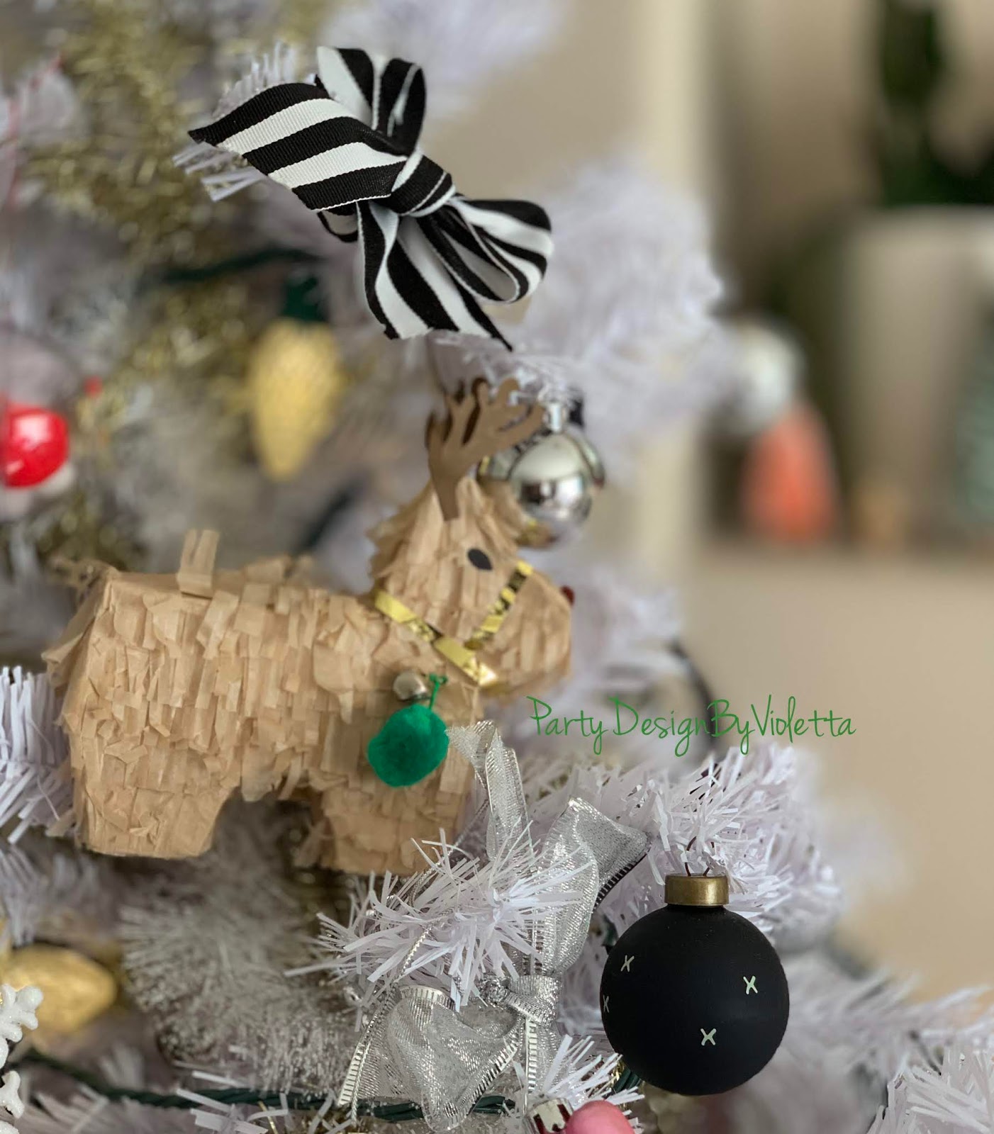 Mini piñatas for Christmas, a very festive set-up for the littles ones ...