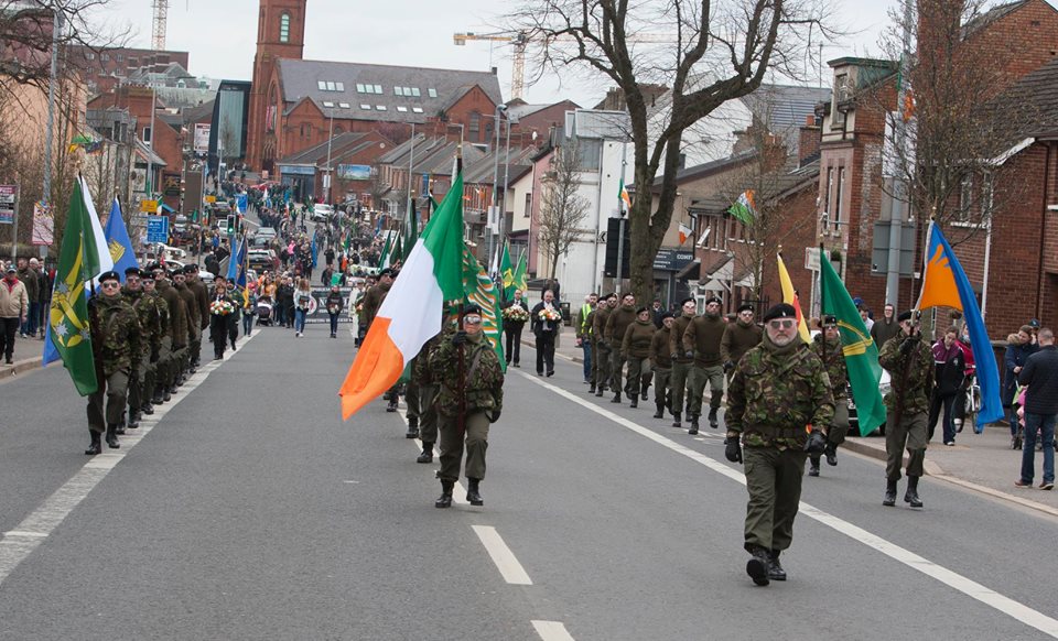 El norte de Irlanda: Conmemoración de Pascua de Saoradh en Belfast