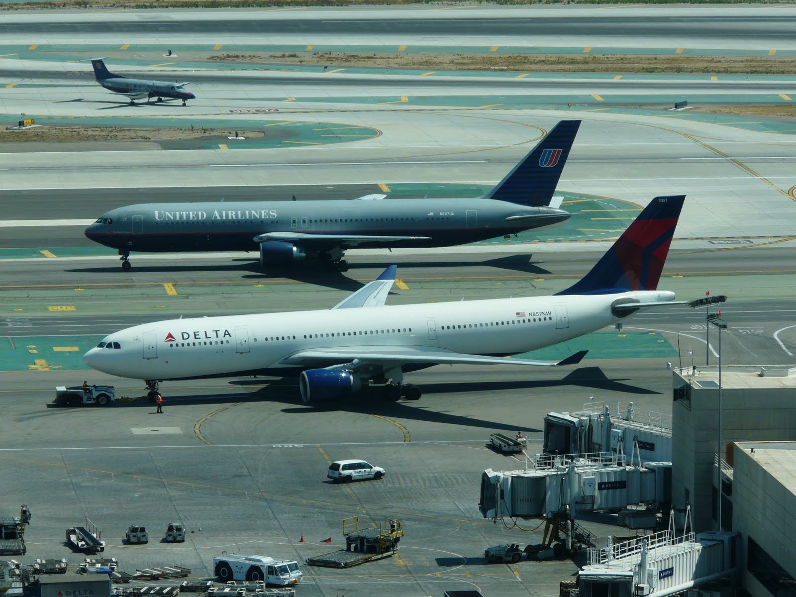 View from the control tower: LAX aircraft spotters' guide: Airbus A330 ...