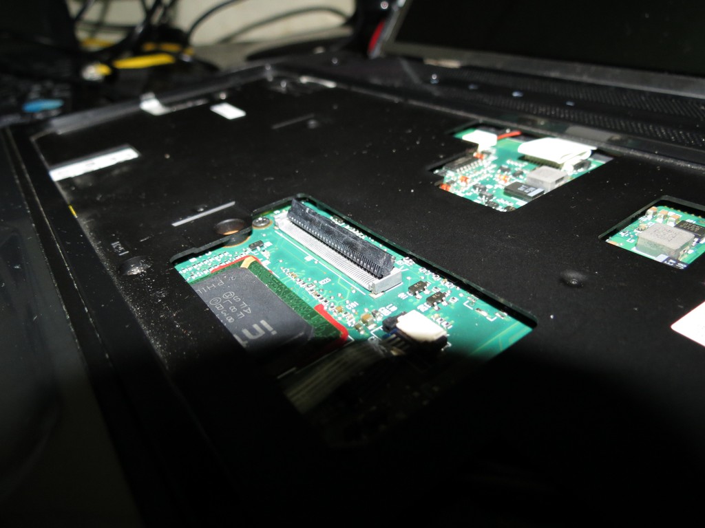 Cara Melepas Kabel Keyboard Laptop Dari Konektornya Yang Menempel Di ...